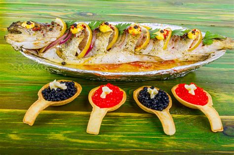 레몬 토마토와 그린 포 일에 그릴 요리는 생선 송어 숟가락의 형태로 빨간 캐 비어 다음 Tartlets 에 녹색 나무 배경 사이드 뷰입니다 0명에 대한 스톡 사진 및 기타