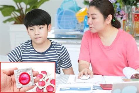 Phát hiện bao cao su trong cặp con trai mẹ làm việc này mà được khen ngợi