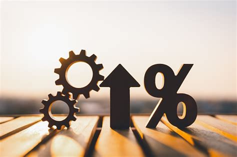 백분율 모델의 실루엣과 저녁 하늘이 있는 위쪽 화살표 성공을 위한 주요 개념 방법 인플레이션 개념을 수정하기 위해 연준 금리를 올리거나 내리는 시스템 글로벌 비즈니스에 대한