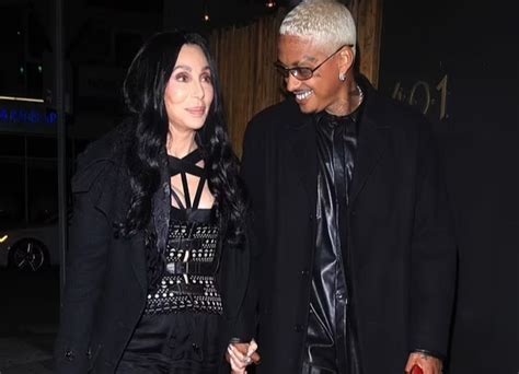 Дуучин Шэр өөрөөсөө 40 насаар дүү залуутай үерхэж байна