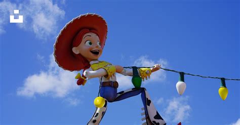 흰색 풍선을 들고 노란색과 파란색 드레스를 입은 소녀 사진 Unsplash의 무료 미국 이미지