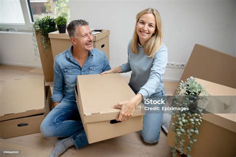 새 아파트 바닥에 앉아 있는 중년 부부가 이삿짐 상자에 둘러싸여 있다 2명에 대한 스톡 사진 및 기타 이미지 2명 40 44세 45 49세 Istock