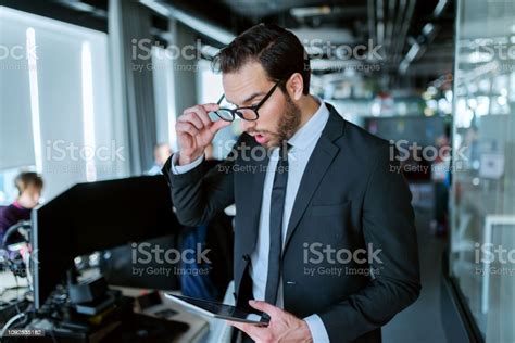 그의 사무실 앞에 서 고 태블릿을 사용 하 여 작업에 대 한 공식적인 입지를 입은 모아서 성공적인 변호사의 닫습니다 부동산 중개업자에 대한 스톡 사진 및 기타 이미지