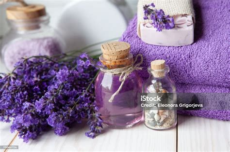 라벤더 꽃 라벤더 비누 향기로운 바다 소금과 수건 스파 미용 및 건강 살롱 화장품 매장에 대한 개념 흰색 나무 배경에 사진을 닫습니다 마사지에 대한 스톡 사진 및 기타