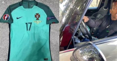 너 이거 어디서 났어…옛 박지성 동료 팬 유니폼 강탈 논란→도난당한 건 줄 알았아 성명 발표