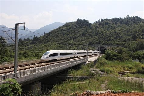 刚刚！郑万高铁首座高风险长大隧道贯通了