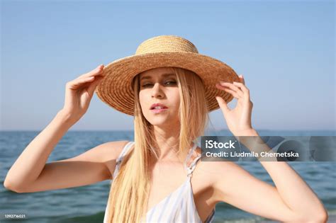 여름의 화창한 날에 바다 근처에서 밀짚 모자를 쓴 아름다운 젊은 여성 25 29세에 대한 스톡 사진 및 기타 이미지 25