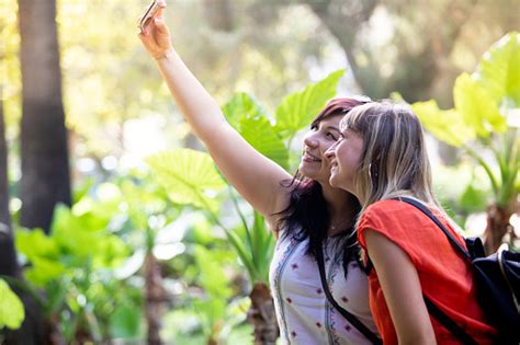 여름의 따뜻한 날에 휴일에 관광 산책을하는 두 친구 여성 2명에 대한 스톡 사진 및 기타 이미지 2명 관광 관광객 Istock