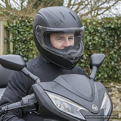 Ai创作图摩托车安全帽 电动车带头盔 电动车戴头盔 安全摩托车 摩托车头盔 骑电瓶车戴头盔 骑行安全盔 电单车头盔 电动车头盔 大功率安全摩托车 骑行安全帽 篷式摩托车 摩托车头盔包装 燃油