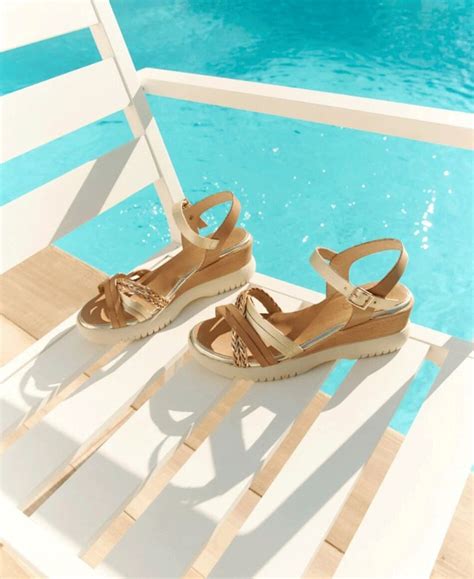 Sandalia Con Cuña Color Beige Porronet Berta 3156 De Piel