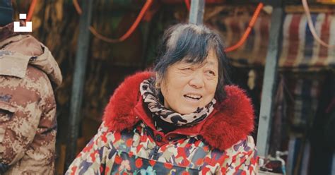 빨간색과 검은색 물방울 무늬 코트를 입은 여자가 흰색 막대기를 들고 사진 Unsplash의 무료 사람의 이미지