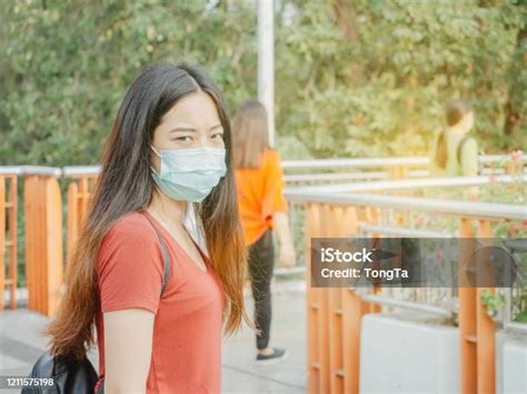 공공 장소에서 바이러스 와 대기 오염에 대한 보호 마스크를 착용 아시아 여성 거리에 대한 스톡 사진 및 기타 이미지 거리 건강관리와 의술 글로벌 커뮤니케이션 Istock