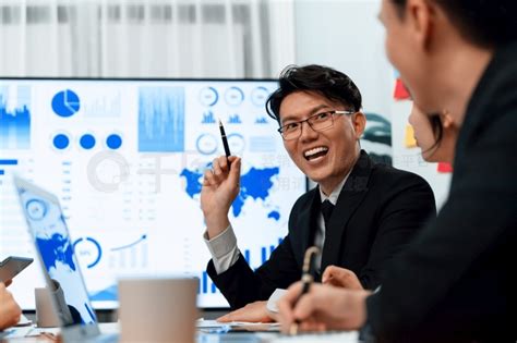 分析高清图片 商务会议数据分析 人像图片免费下载 格式 5568像素 编号67515600 千图网