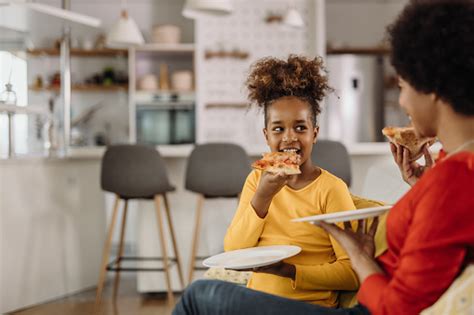 접시를 들고 피자 조각을 먹는다 피자에 대한 스톡 사진 및 기타 이미지 피자 가족 먹기 Istock