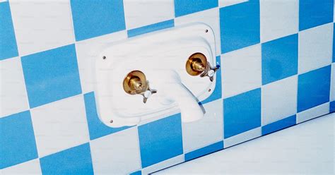 파란색과 흰색 체크 무늬 벽이 있는 욕실 사진 Unsplash의 도청 이미지