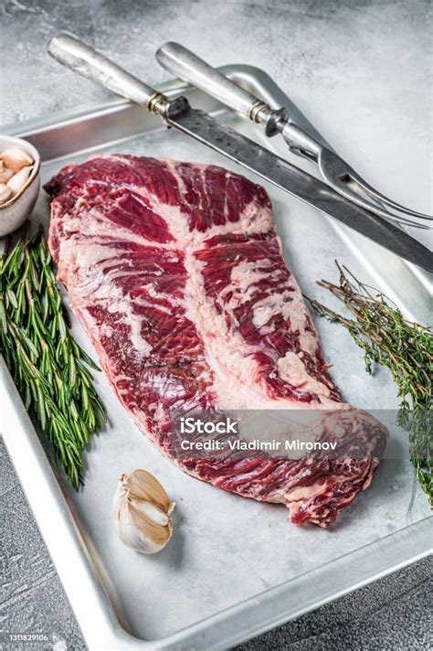 허브가 있는 강철 트레이에 생 옷걸이 또는 옹렛 쇠고기 고기 스테이크 흰색 배경입니다 맨 위 보기 0명에 대한 스톡 사진 및 기타 이미지 Istock