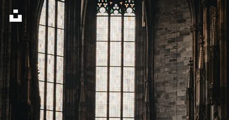 큰 스테인드 글라스 창문이있는 교회 사진 Unsplash의 무료 내부 이미지