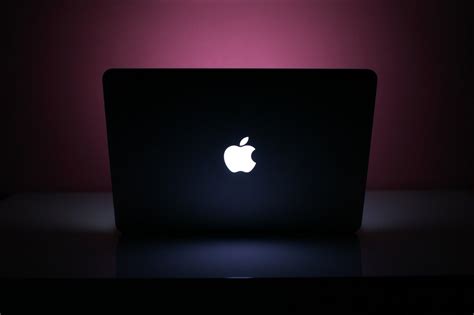 MacBook Pro At Pink Night Free Image Download Stockfoto