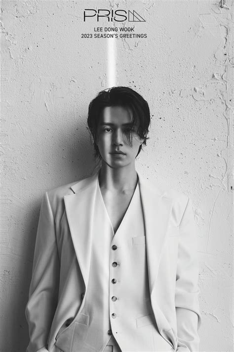 이동욱 팬들에게 내민 손…첫 시즌그리팅 속 프리즘 매력 Pickcon