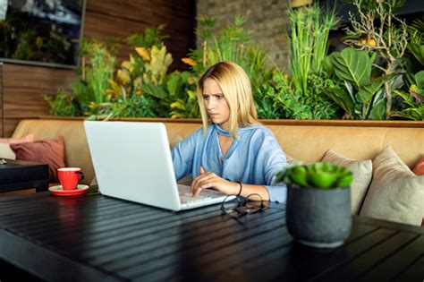 젊은 자신감 사업가 우아하게 옷을 입고 에스프레소 커피 한 잔과 사려 깊게 그녀의 노트북을보고 휴식입니다 20 24세에 대한 스톡 사진 및 기타 이미지 Istock