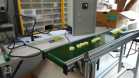 สายพานลำเลียงชิ้นงานถูกนับด้วยดิจิตอลเคาน์เตอร์ สายพานลำเลียงทำงานร่วมกับตัวดิจิตอลเคาน์เตอร์