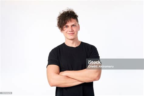 스튜디오에서 포즈를 취하고 검은 면 티셔츠를 입고 매력적인 젊은 세련된 쾌활한 남자의 초상화 흰색 배경에 스튜디오 촬영 T 셔츠에 대한 스톡 사진 및 기타 이미지 Istock
