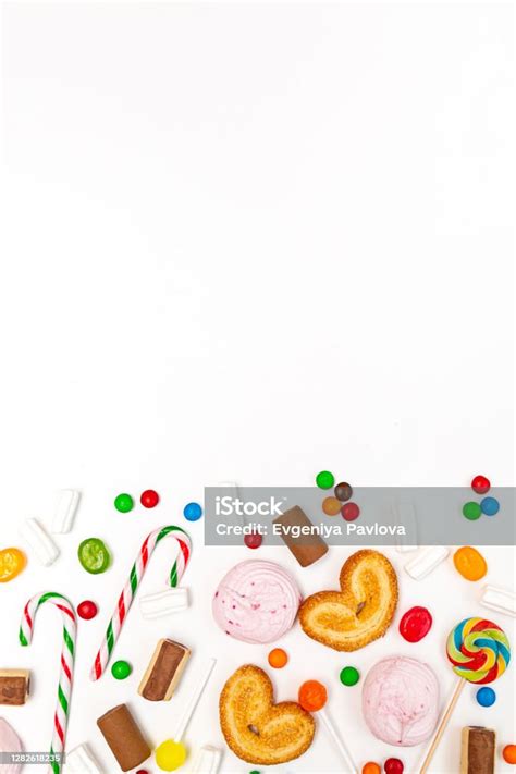 흰색 배경에 다양한 색깔의 과자 롤리팝 캐러멜 사탕 지팡이 마시멜로 초콜릿 쿠키 최고 보기 0명에 대한 스톡 사진 및 기타 이미지 Istock