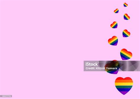 Lgbt 또는 Lgbtqi 심장 종이 모양 자부심 플래그 또는 핑크 파스텔 배경에 무지개 자부심 플래그 색상 레즈비언 게이 양성