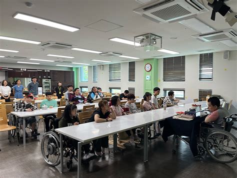 천안시누리별장애인종합복지관 [주간보호센터] 6월 생일잔치 진행 6월 생일을 맞이한 이용인의 생일