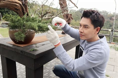 （專訪）王傳一自招「捻花惹草」傳承岳母 吻戲代價高「一次清算」 自由娛樂