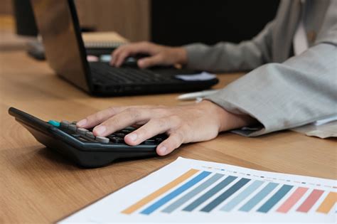 재정 고문 계산기 및 컴퓨터 작업입니다 회계사는 회계 및 수익 및 예산을 계산 하 고입니다 금융 및 경제 개념 개념에 대한 스톡 사진 및 기타 이미지 Istock