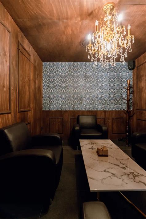 차분하고 고급스러운 분위기의 모던 위스키바 룸 인테리어 사진