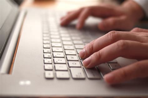 노트북 키보드에 입력 하는 사람 손의 닫기 Pc 컴퓨터에 작성 하는 저자 사업가 프로그래머 작업 검색에 대한 스톡 사진 및 기타