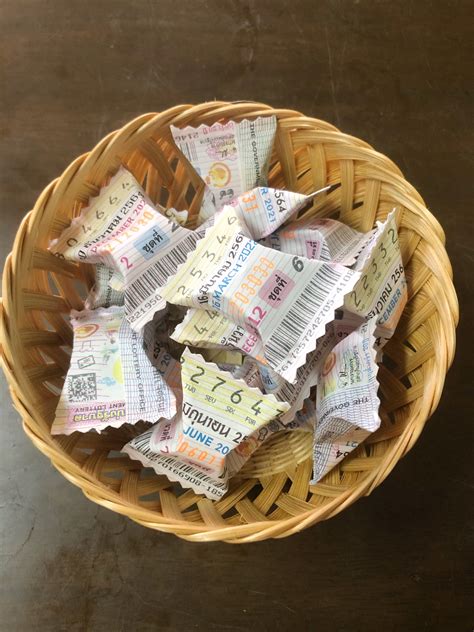 เหรียญโปรยทาน ทำจากลอตเตอรี่ ผ่านรางวัลแล้ว เป็นการรีไซเคิล สุดคุ้ม มีลูกอมและเหรียญ1บาทข้างใน