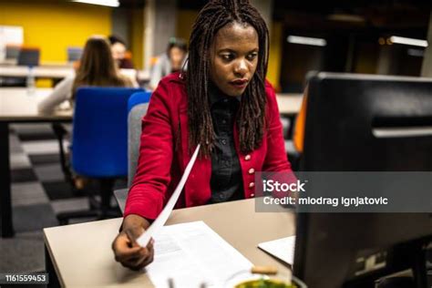 데스크톱 Pc를 사용하는 아프리카 여성 소프트웨어 개발자 20 29세에 대한 스톡 사진 및 기타 이미지 20 29세 It