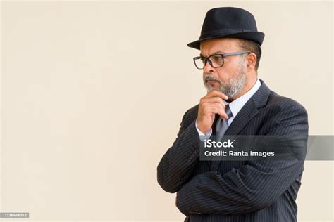 평범한 벽에 모자를 쓰고 있는 잘생긴 수염을 기르는 인도 남자의 초상화 40 49세에 대한 스톡 사진 및 기타 이미지 40 49세 걱정하는 경영자 Istock