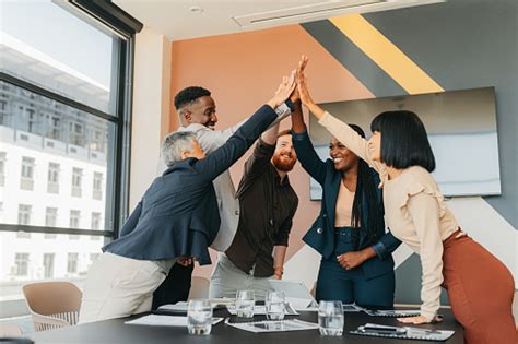 하이파이브 다양성과 글로벌 협업에서 비즈니스 인력 및 사무실 여성과의 성공과 팀워크 행복 미소 또는 동기 부여 디지털 마케팅 근로자 파트너십 판매 및 B2b 성장 거래