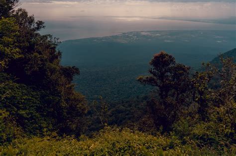 វត្តសំពៅ៥ ស្ថិតនៅលើភ្នំបូកគោ យើងអាចឈរមើលកោះត្រល់ ហើយស្រូបខ្យល់ធម្មជាតិទៀតផង