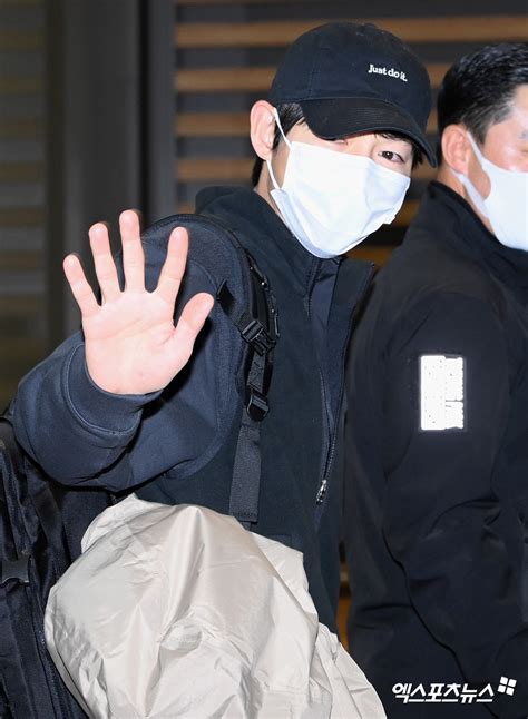 신혼부부 송중기♥케이티 한시도 떨어질 수 없어 동반 출국 엑s Hd화보
