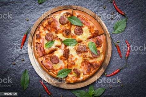 나무 트레이와 칠리 바질 잎 탑 뷰 맛있는 패스트 푸드 이탈리아 전통 피자 치즈에 피자 고기에 대한 스톡 사진 및 기타 이미지