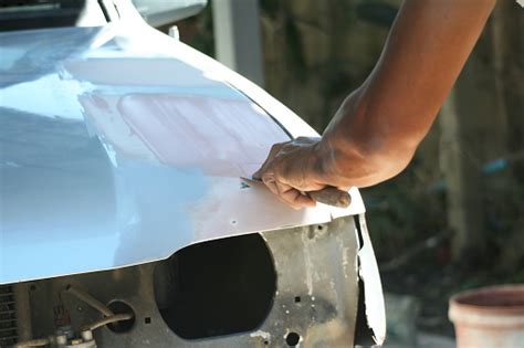 자동차 페인트 기술자 보 닛 새 모자를 절차의 한 부분에 퍼 티 나이프에 페인트를 사용 하 여 그라인더 산업 장비에 대한 스톡