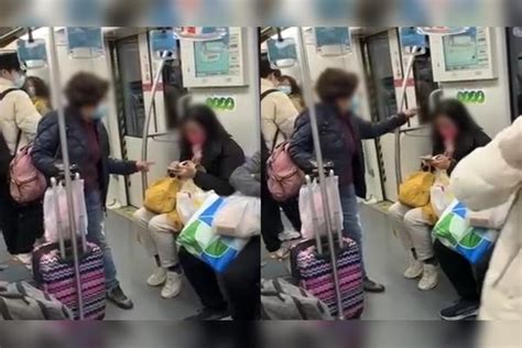 女孩坐地铁爱心专座拿东西占位，被责冷漠不抬头，网友评论吵翻天