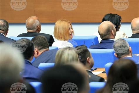 Първото пленарно заседание на новото Народно събрание беше прекъснато тъй като депутатите не