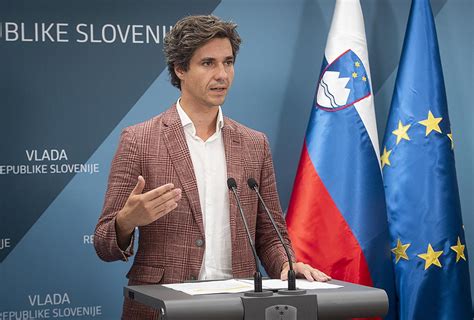 Je Luka Mesec Obupal Nad Ministrstvom Za Solidarnost Demokracija