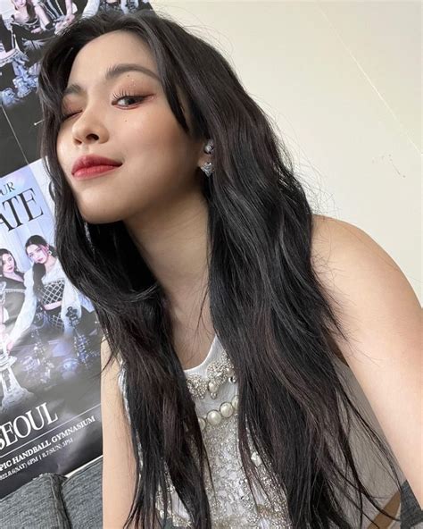 Itzy Pics On Twitter Beauty Long Hair Styles Itzy