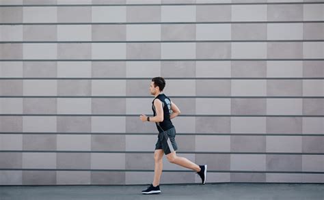 도시에서 아침에 실행 손에 피트 니스 추적기 와 남자 실행 에 경로 거리에 대한 스톡 사진 및 기타 이미지 거리 근육질 체격 남자 Istock