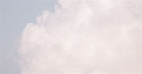 가벼운 경치 고요한 공기 구름 구름 경치 구름 질감 구름층 기상학 기후의 날씨 낮 높은 고각 대기의 떠 있는 맑은 하늘 미묘한 부드러운