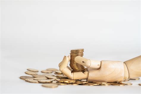 비즈니스 비용 및 절약 개념 흰색 배경에 동전 더미와 나무 손에 금화 더미의 클로즈업 0명에 대한 스톡 사진 및 기타 이미지 0명 개념 개념과 주제 Istock