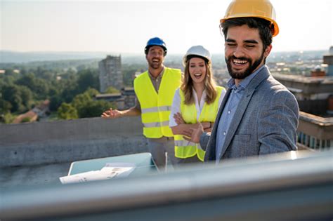 건설 현장에서 컴퓨터를 갖춘 다양한 전문가 팀 엔지니어와 함께하는 건축 프로젝트 개발에 대한 스톡 사진 및 기타 이미지 개발 건설 산업 건설 현장 Istock