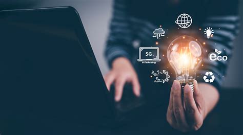 남자 손은 책상에서 일하는 아이콘과 전구를 잡고 창의력과 혁신은 핵심 성공입니다 아이콘과 전구와 새로운 아이디어와 혁신의 개념 돈을 절약 생각의 자유 개념에 대한 스톡 사진